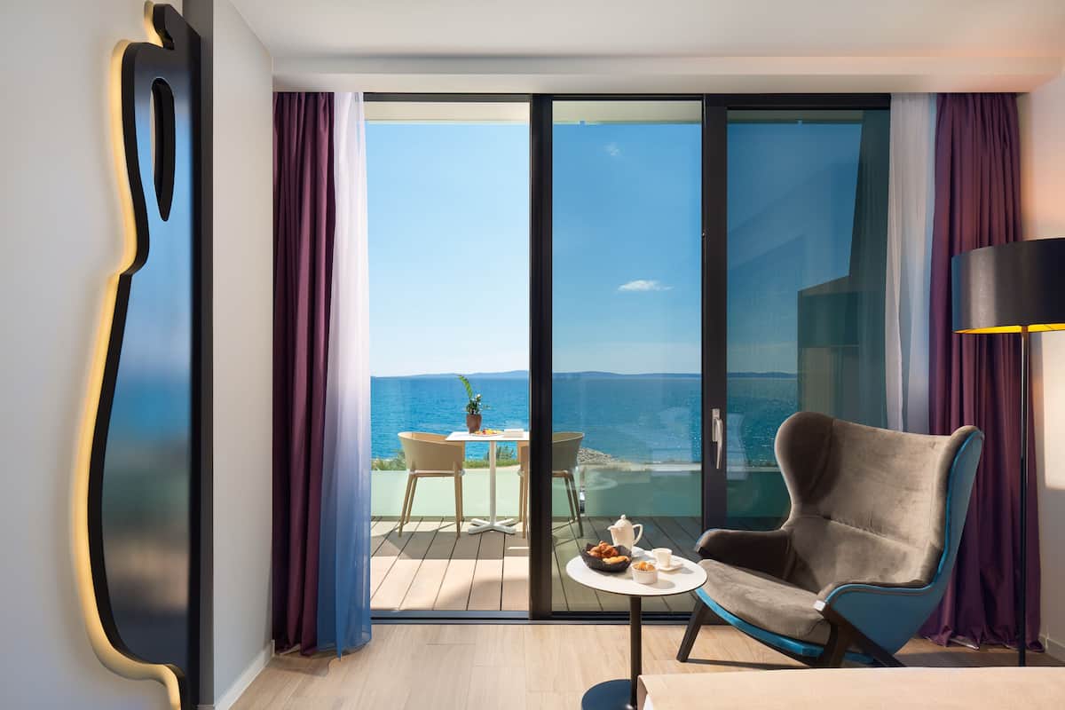 Quarto Duplo ou Twin Superior, vista para o mar | 1 quarto, minibar, cofre no quarto, secretária
