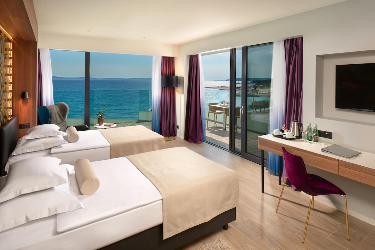 Quarto Duplo ou Twin Deluxe, vista para o mar | 1 quarto, minibar, cofre no quarto, secretária
