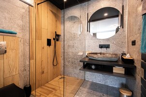 Quarto casal, vista para a montanha | Banheiro | Chuveiro, produtos de toalete grátis, secador de cabelo