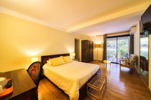 Com decoração personalizada, secretária, cortinas/cortinados opacos 