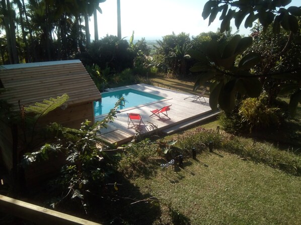 Piscina exterior, espreguiçadeiras 