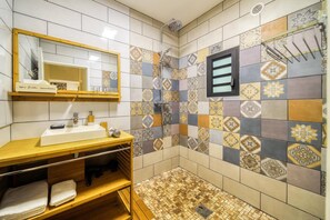 Um polibã, um chuveiro fixo, artigos de higiene pessoal grátis 