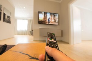 Cofres nos quartos, escrivaninha, espaço de trabalho para notebook