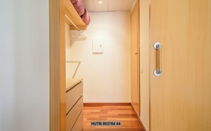 Apartamento Básico, 1 quarto | Sala de estar | TV de ecrã plano 
