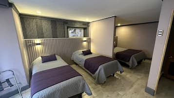 Quarto Familiar, várias camas, não fumadores | Edredões de penas, minibar, cofre no quarto, secretária