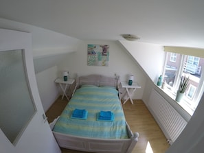 Casa, 2 quartos (Beach House Sea-Esta) | 2 quartos, quartos à prova de som, ferros/tábuas de passar roupa