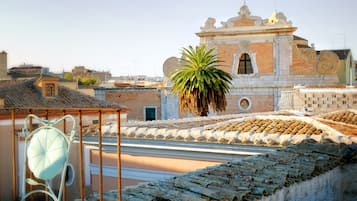 Suíte panorâmica, várias camas, para não fumantes, vista para a cidade | Vista do quarto