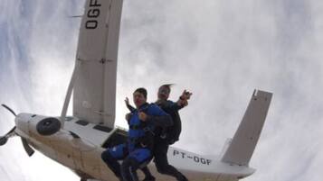 Uma aeronave pequena com o código de registro PT-OGF em voo.