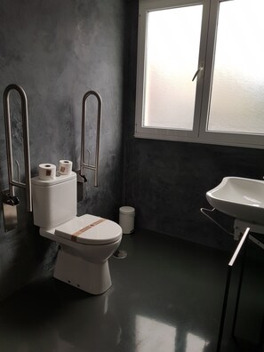 Quarto casal, acessível | Banheiro | Produtos de toalete grátis, secador de cabelo, chinelos 