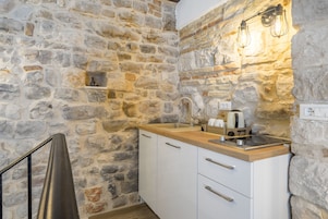 Apartamento Deluxe, terraço | Roupa hipoalergénica, secretária, quartos insonorizados