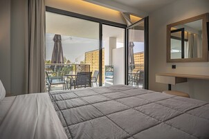 Apartamento Superior, 1 quarto, piscina privativa, no rés do chão (Swim Up) | Cofre no quarto, ferro/tábua de engomar, Wi-fi grátis 