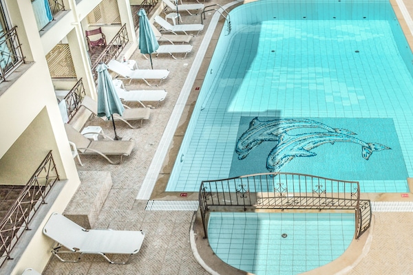 Piscina exterior sazonal, da(s) 10:00 à(s) 19:00, guarda-sóis