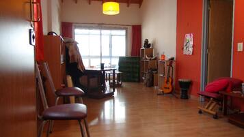 Apartamento urbano, 2 quartos, para não fumantes (1 Queen and 1 Single Bed) | Sala de estar | TV de tela plana