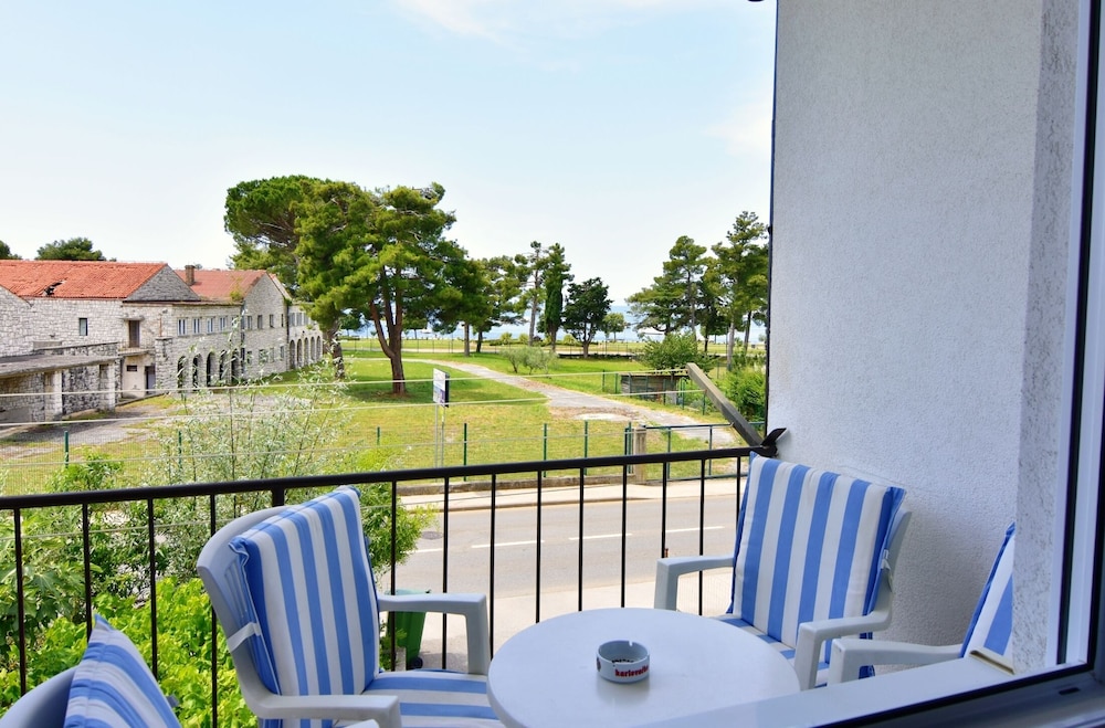 Komfortable Wohnung In Umag, Mit 3 Zimmern, Balkon Mit Meerblick, Parkplatz - Umag