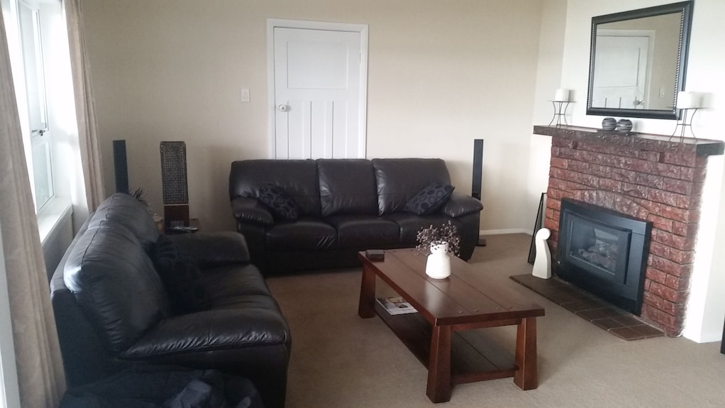 Serenity On The Edge Of The Lake - Rotorua