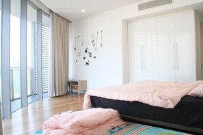 Apartamento, 2 quartos | 2 quartos, secretária, cortinas/cortinados opacos 
