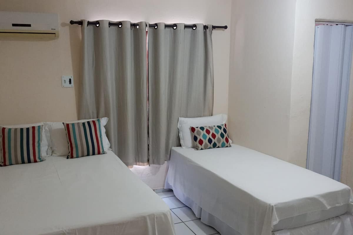 Minibar, cortinas/cortinados opacos, ferro/tábua de engomar 