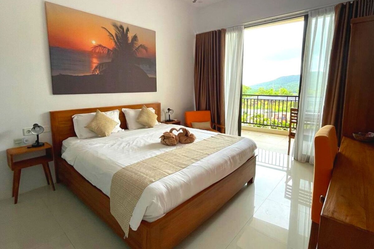 Escrivaninha, cortinas blackout, Wi-Fi de cortesia, roupa de cama