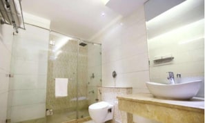 Quarto premium, várias camas | Banheiro | Chuveiro, toalhas de banho