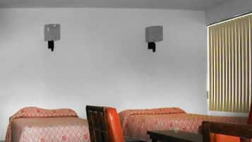 Frigobar, escrivaninha, cortinas blackout, quartos à prova de som