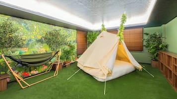 Quarto, não fumadores (Glamping) | Roupa de alta qualidade, edredões de penas, camas de colchão pillowtop