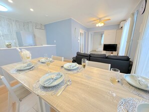 Villa, não fumadores (Onna 2B, w/ Swimming Pool,BBQ,2CarsOK) | Sala de estar | Televisor LCD 