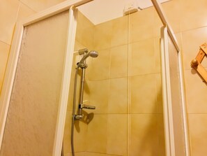 Quarto Triplo Clássico, várias camas, não fumadores, vista para o jardim | Casa de banho | Um polibã, um chuveiro fixo, artigos de higiene pessoal grátis 