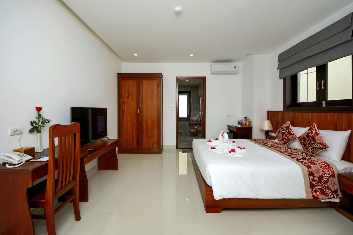 Quarto casal superior | Frigobar, cofres nos quartos, escrivaninha, cortinas blackout