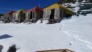 Várias tendas em uma paisagem coberta de neve.