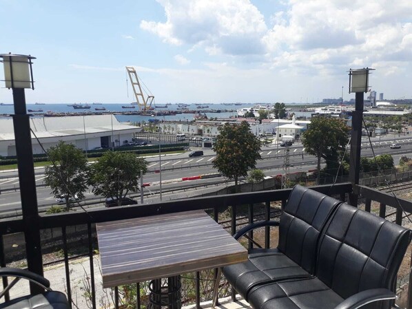 Quarto Triplo Comfort, 3 quartos, vista para o mar | Terraço/pátio interior