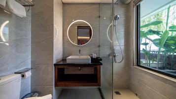 Quarto luxo (Bathtub/Shower) | Banheiro | Produtos de toalete grátis, secador de cabelo, roupões de banho
