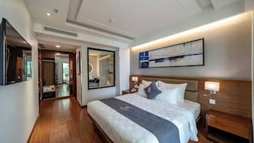 Quarto Deluxe (Bathtub/Shower) | Minibar, cofre no quarto, secretária, cortinas/cortinados opacos