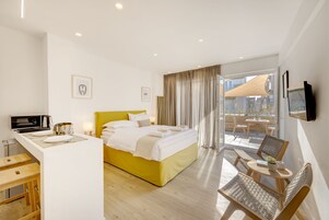 Apartamento executivo, 1 cama Queen, para não fumantes | Cofres nos quartos, escrivaninha, espaço de trabalho para notebook