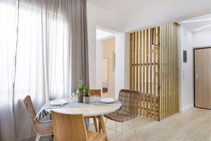 Apartamento luxo, 1 cama Queen e sofá-cama, para não fumantes | Opções para refeição no quarto