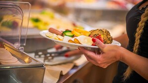 Um buffet com diversos alimentos.