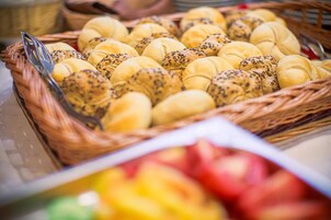 Pequeno-almoço tipo buffet diário mediante uma taxa