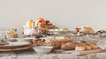 Pequeno-almoço tipo buffet diário (15.00 EUR por pessoa)