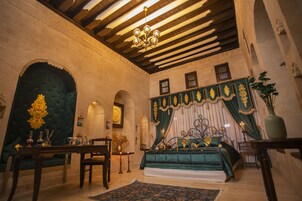 Quarto Royal | Roupa de alta qualidade, minibar grátis, com decoração personalizada 