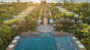 Piscina exterior, guarda-sóis, espreguiçadeiras