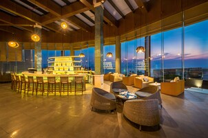 2 bares/lounges, este bar no terraço do hotel 