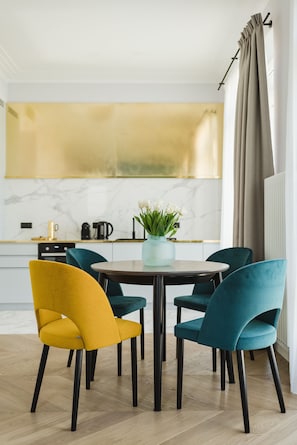 Apartamento Deluxe, 1 cama queen-size e sofá-cama, não fumadores, vista para o pátio (Moderna) | Sala de estar | Televisor 