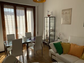 Quarto Familiar, não fumadores, casa de banho privativa (External) | Sala de estar | Smart TV de 55 de polegadas com canais digitais, televisor, Netflix 