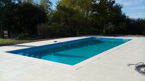 Piscina externa, guarda-sóis, espreguiçadeiras
