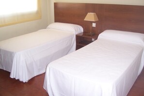 Quarto duplo | Camas extras/dobráveis (sobretaxa), Wi-Fi de cortesia, roupa de cama