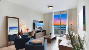 Condo premium, 2 quartos, vista para a marina | Área de estar | TV de tela plana 31 polegadas com canais a cabo, TV, Netflix