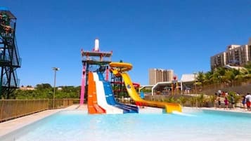 Piscina externa, espreguiçadeiras
