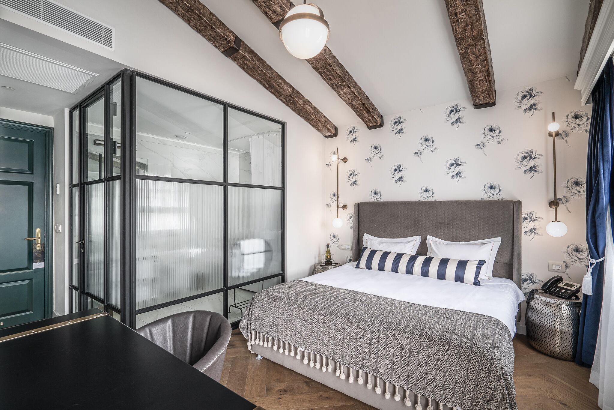 Quarto Design, vista parcial para o mar | Minibar grátis, cofre no quarto, secretária 