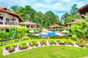 Piscina externa, funciona das 9h30 às 21h30, guarda-sóis