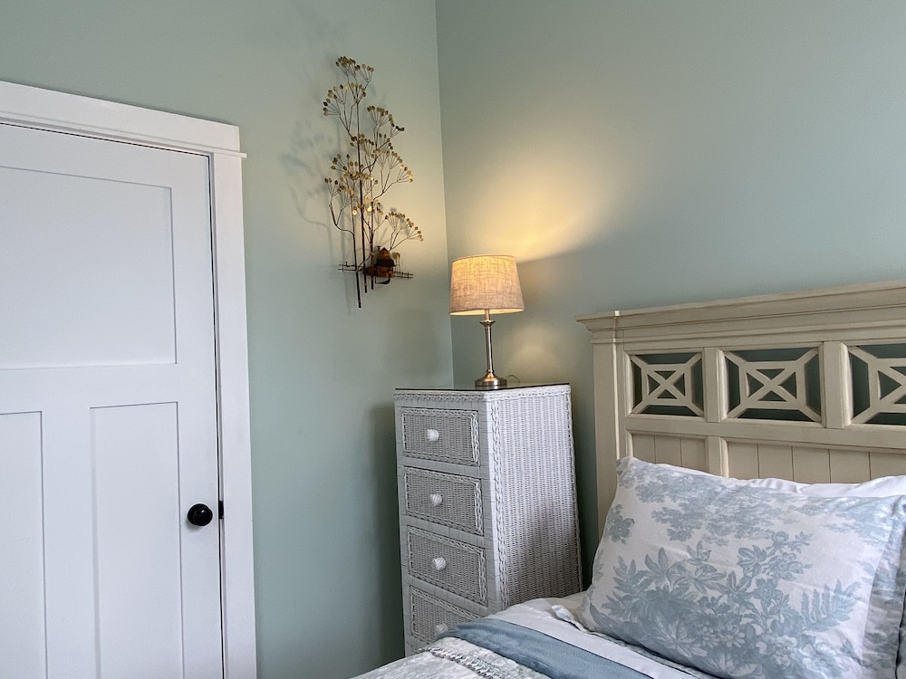 350 Paces To Mckinley St. Beach, Fire Pit, Outdoor Shower, Gazebo, Outside Decks - Union Pier, MI