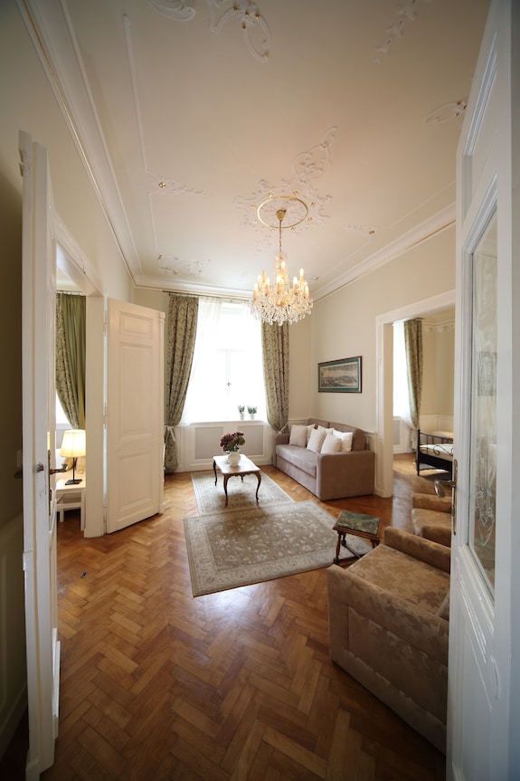 The Karoline: Old World Charm In A 3 Bedroom 2 Bath Beauty By The Charles Bridge - Prague